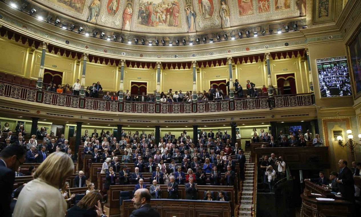 Parlamento espanhol aprova abdicação do rei Juan Carlos por ampla ...