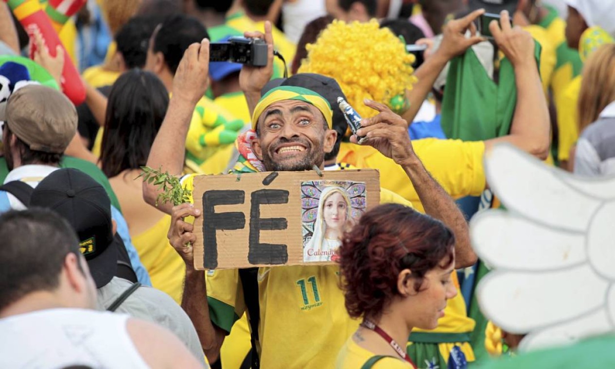 Torcedores tomam arena em Copacabana - Jornal O Globo