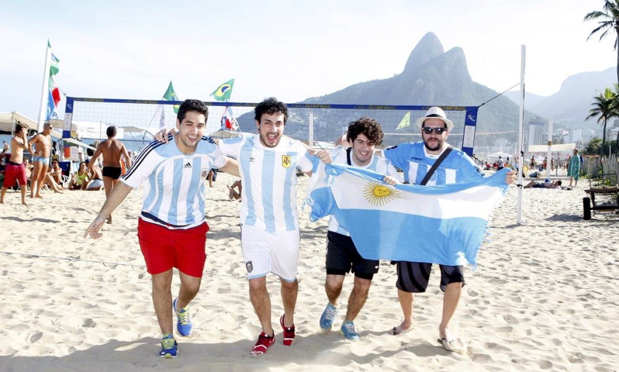 Turistas aproveitam sábado de sol - Jornal O Globo