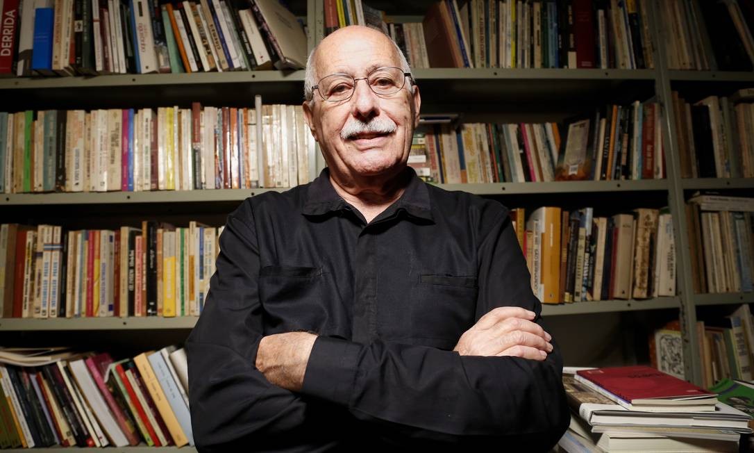 Em romance, Silviano Santiago experimenta com gênero biográfico para ...