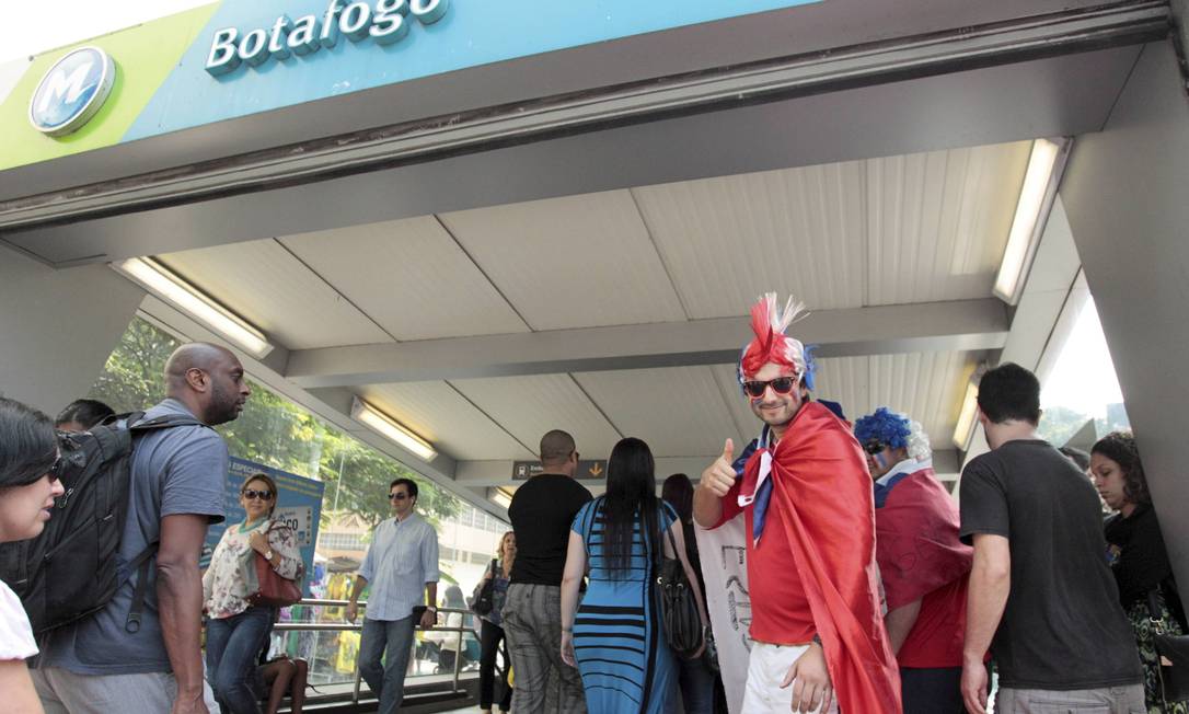 Em clima de Copa do Mundo, passageiros enfrentam enormes filas no metrô ...