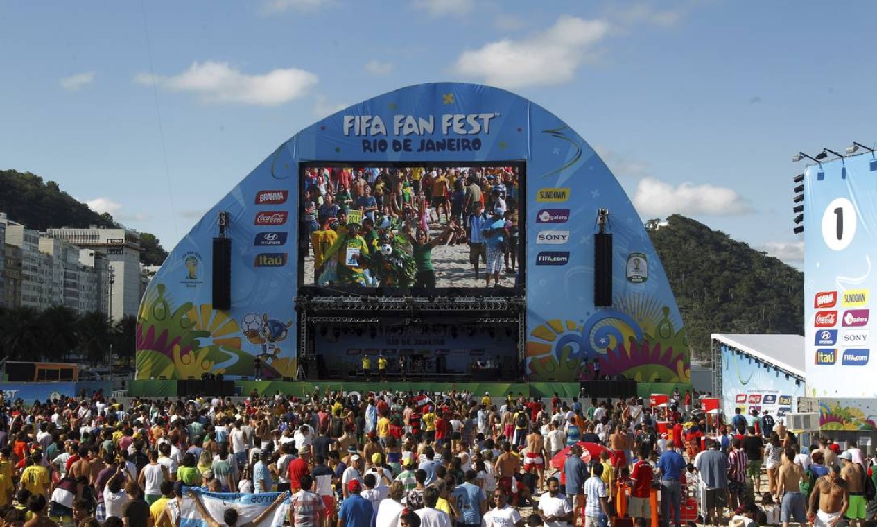 O encontro dos cinco continentes na Fifa Fan Fest, neste domingo ...