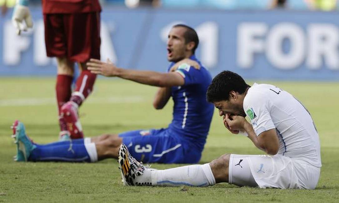 Fifa abre processo disciplinar contra Suárez por mordida em Chiellini ...