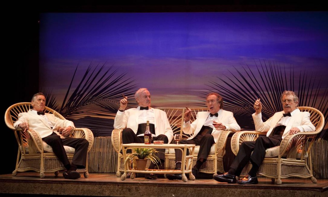 Show do Monty Python faz público cantar 'Always look on the bright side of life' em uníssono ...