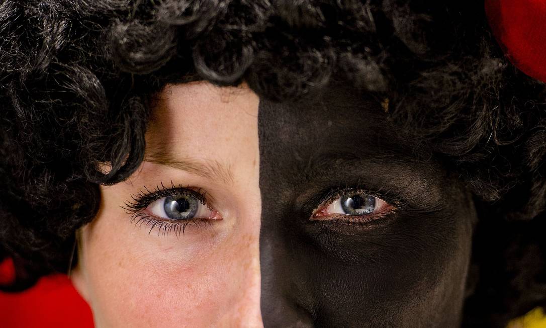 Papai Noel fica proibido de ter ajudantes negros em Amsterdã - Jornal O ...