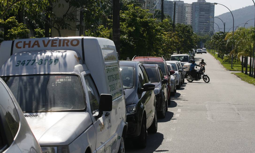Carros estacionados irregularmente em ruas da Barra e do Recreio ...