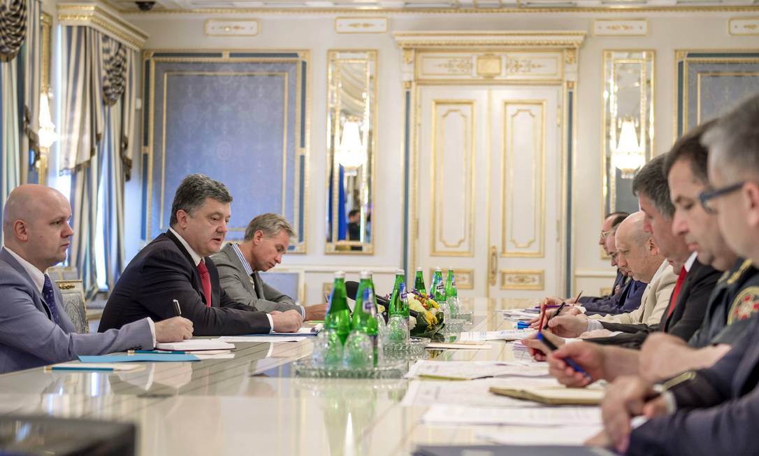 Ucrânia confirma derrubada de avião militar no Leste do país - Jornal O ...