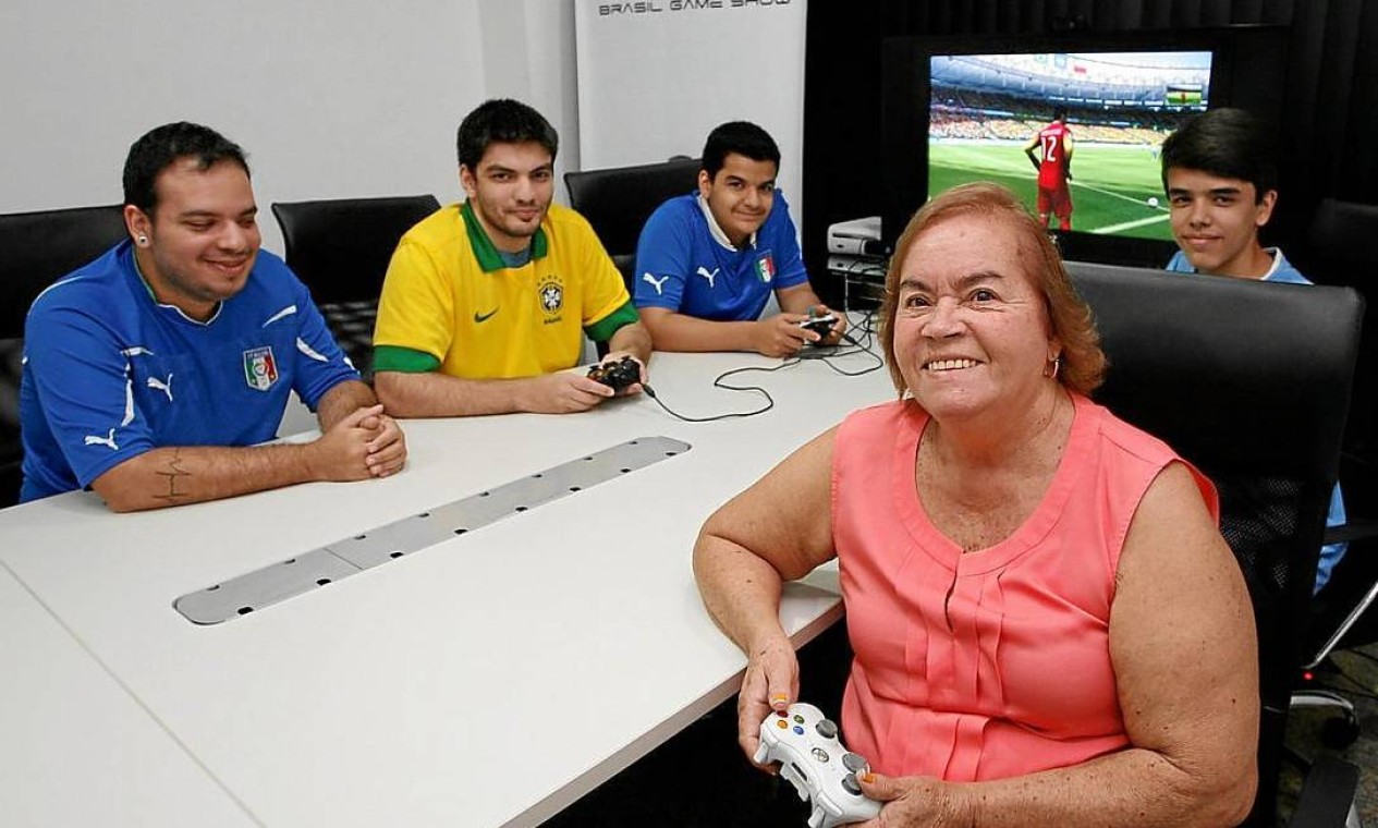 Idosa de 75 anos descobre o prazer dos games e é destaque em feira de ...