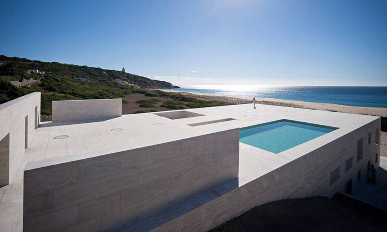 Imagem do dia: uma piscina numa laje espanhola - Jornal O Globo