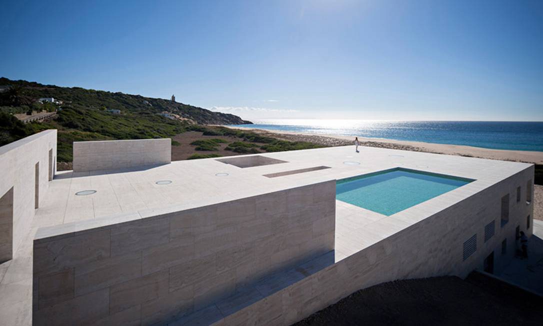 Imagem do dia: uma piscina numa laje espanhola - Jornal O Globo