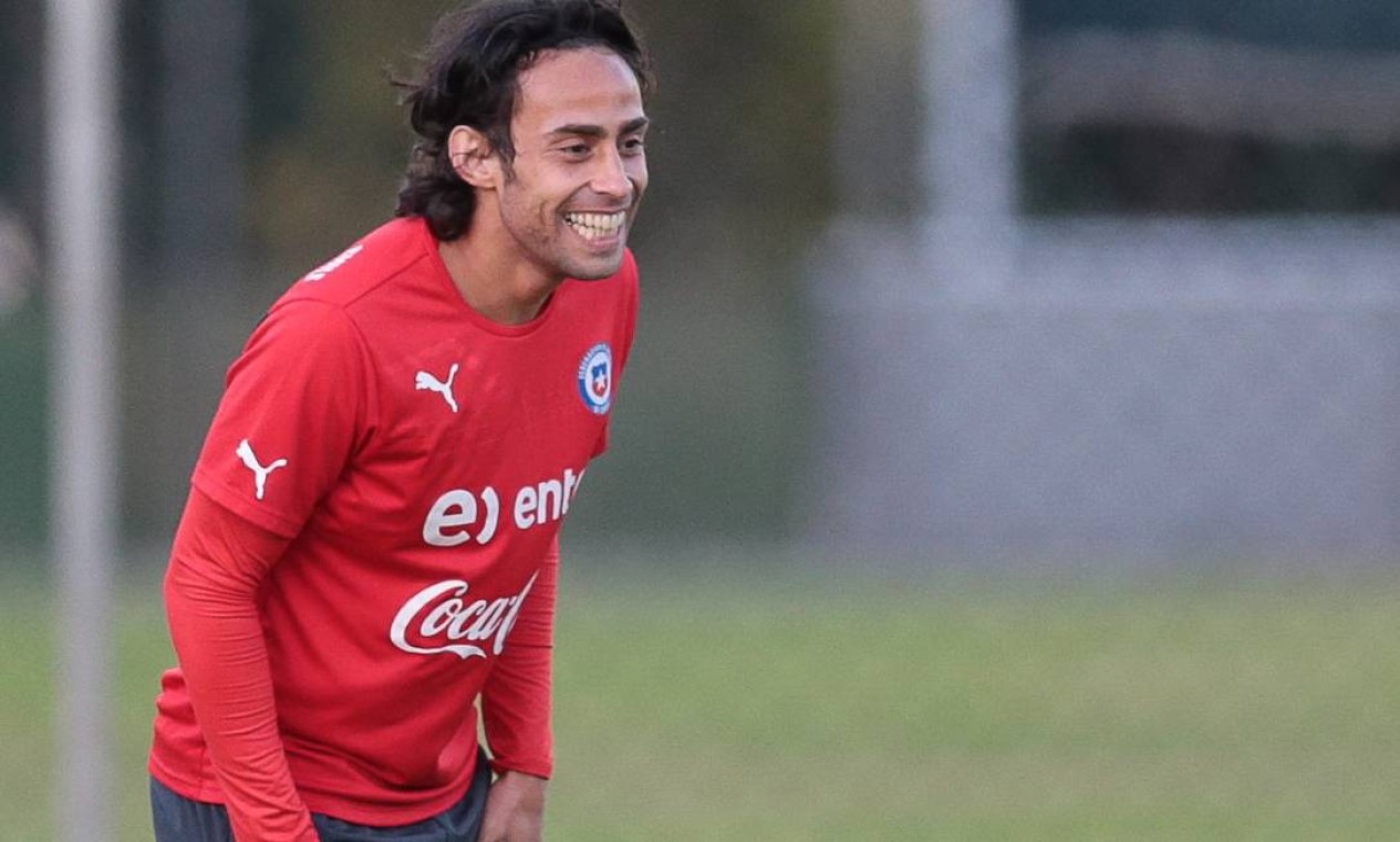 Pelo Twitter, Valdívia anuncia aposentadoria da seleção chilena ...