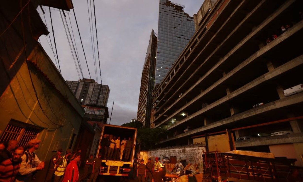 Venezuela remove moradores da maior favela vertical do mundo - Jornal O ...