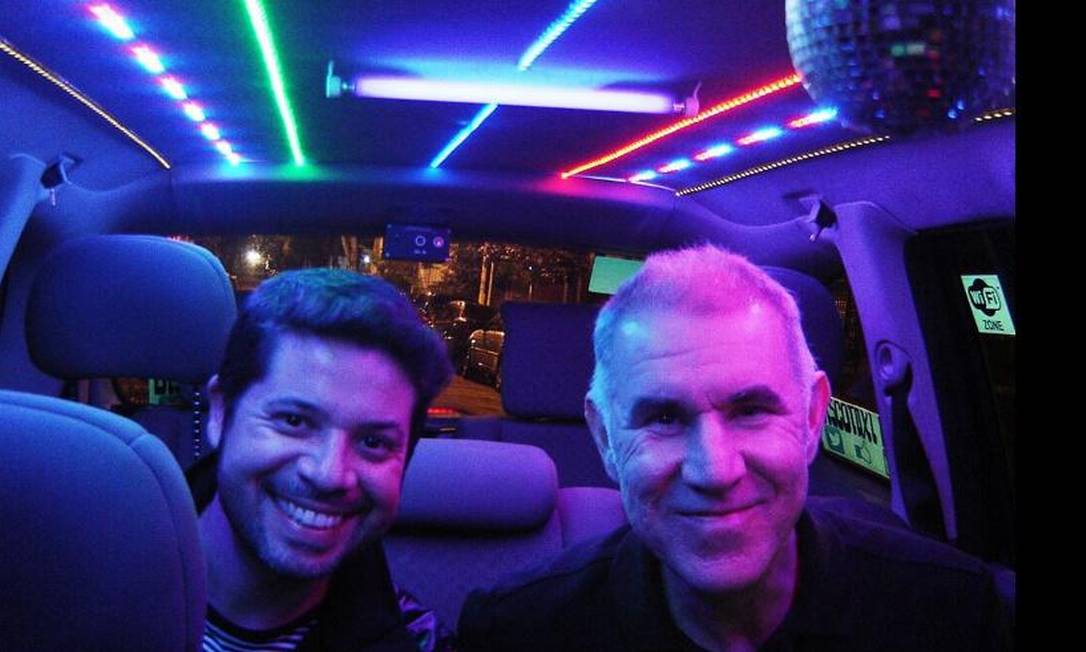 Disco-táxi, uma balada sobre rodas pelas ruas da cidade - Jornal O Globo