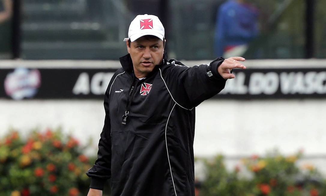 Adilson Batista diz que tendência do Vasco é crescer durante a Série B ...