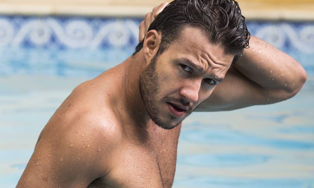 Nando Rodrigues posa de sunga e fala do treino que faz para secar o ...