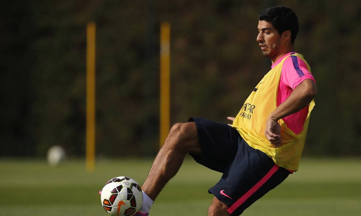 Sorridente e feliz, Suárez treina pela primeira vez no Barcelona ...