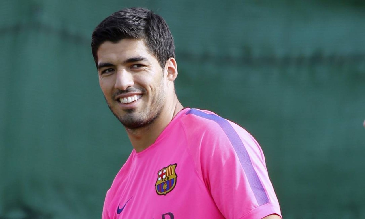 Sorridente e feliz, Suárez treina pela primeira vez no Barcelona ...