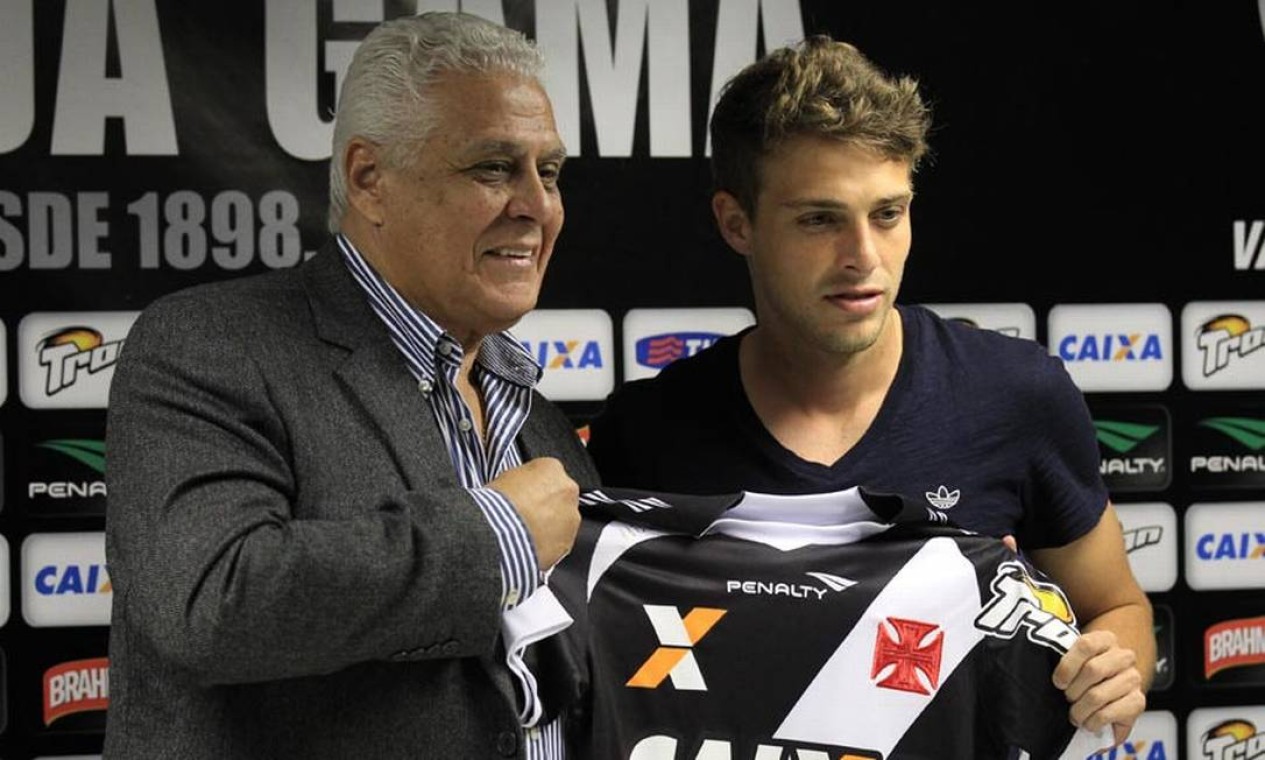 Maxi Rodríguez é apresentado no Vasco e recebe a camisa das mãos de ...