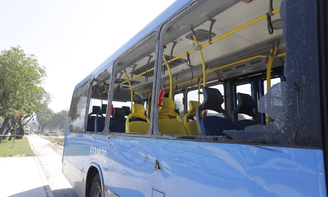 Dois acidentes envolvendo ônibus do BRT deixam um morto e 19 feridos ...