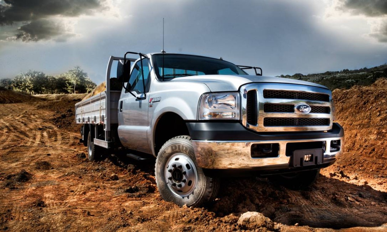 Ford volta a vender no Brasil os caminhões leves F-350 e F-4000 ...