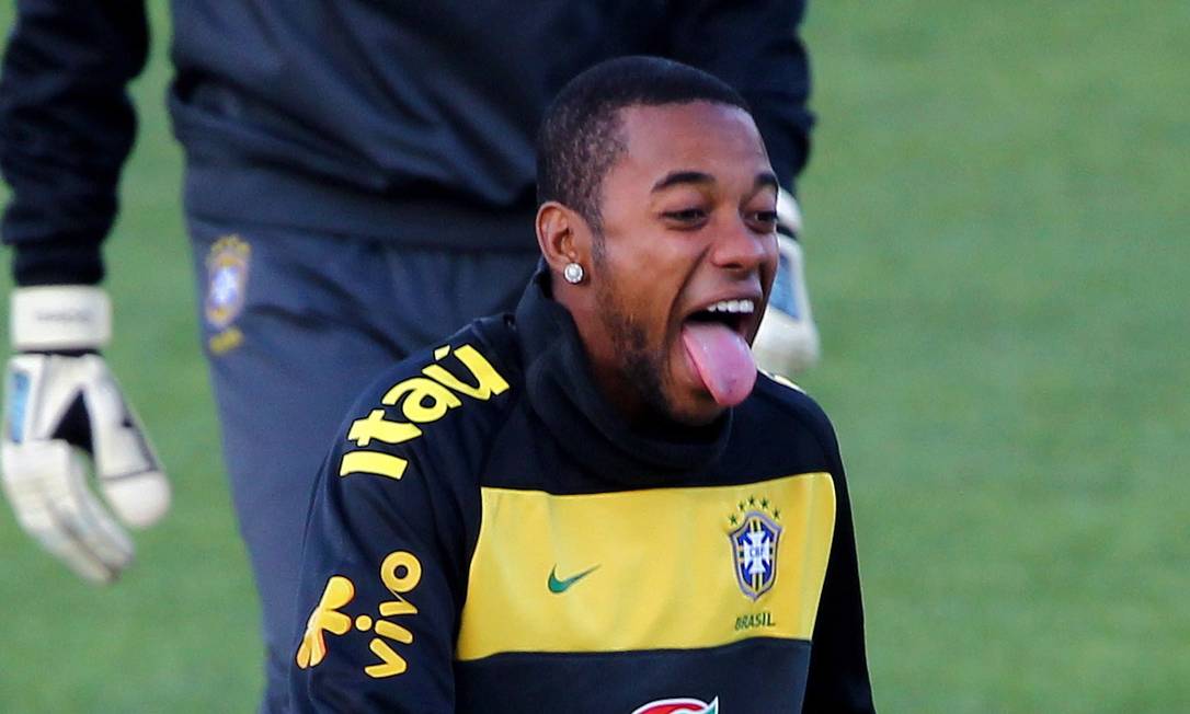 Robinho e Marcelo voltam à seleção brasileira, em lugar de Hulk e Alex ...