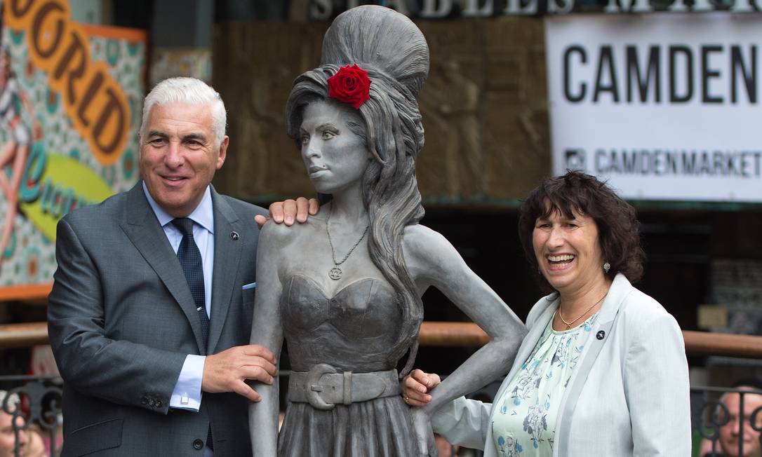 Amy Winehouse ganha estátua no bairro onde morava no dia de seu ...