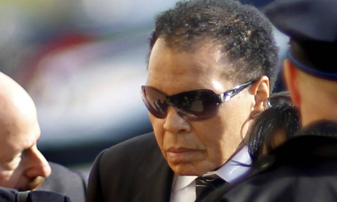 Debilitado pelo Parkinson, Muhammad Ali não vai a estreia de ...
