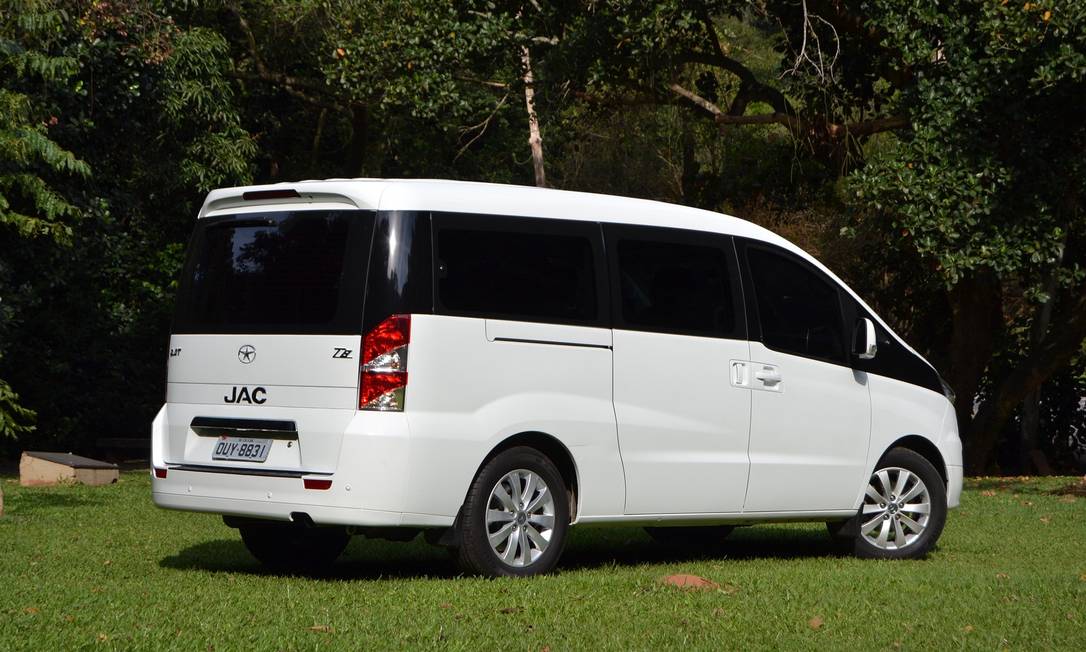 Rodamos 600km com a van JAC T8, que leva sete passageiros numa boa ...