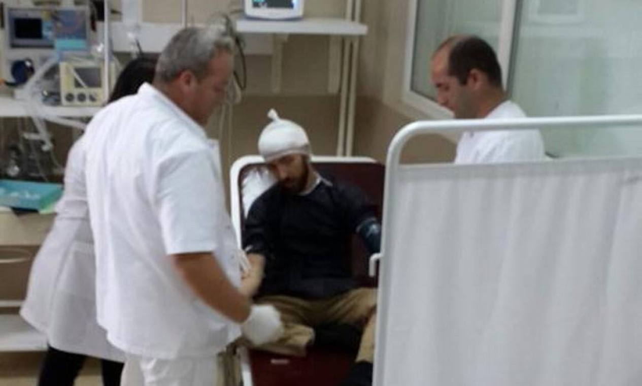 Irritado com reportagem, homem invade redação e esfaqueia jornalista no ...