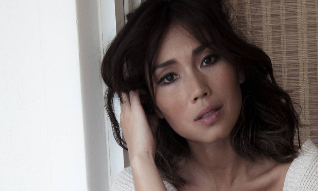 Daniele Suzuki posa decotada e diz ser diferente de personagem ...