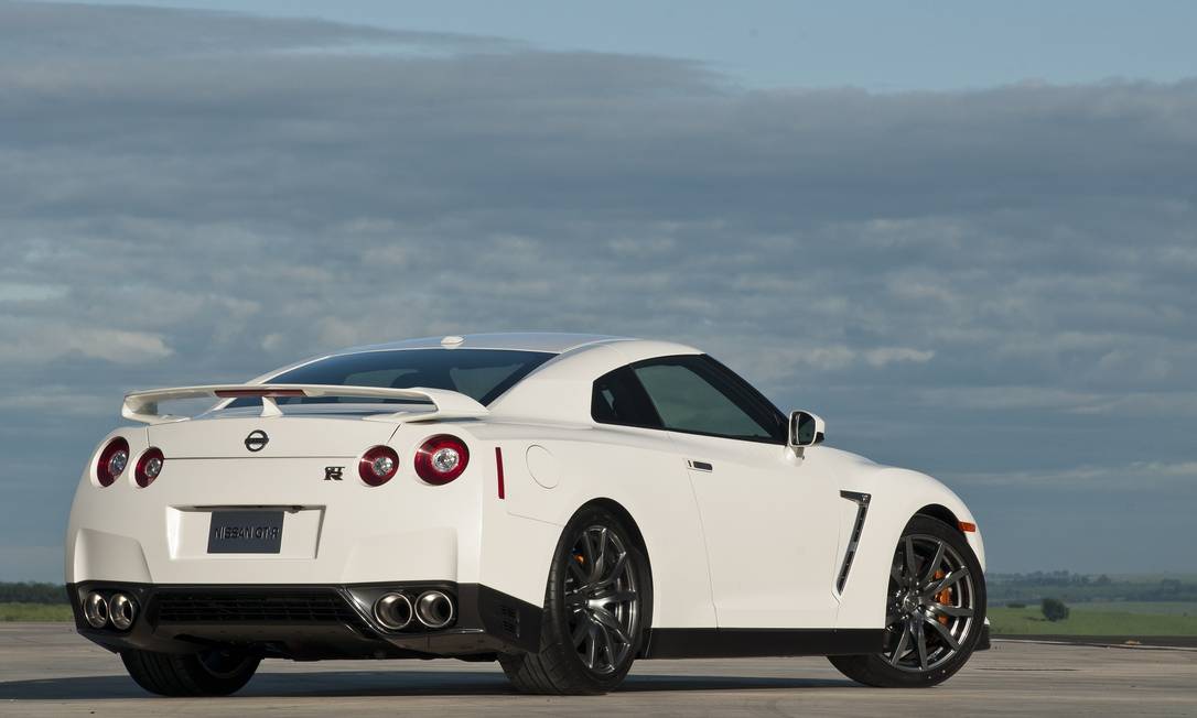 Ao volante do GT-R, o Godzilla que devora o asfalto - Jornal O Globo