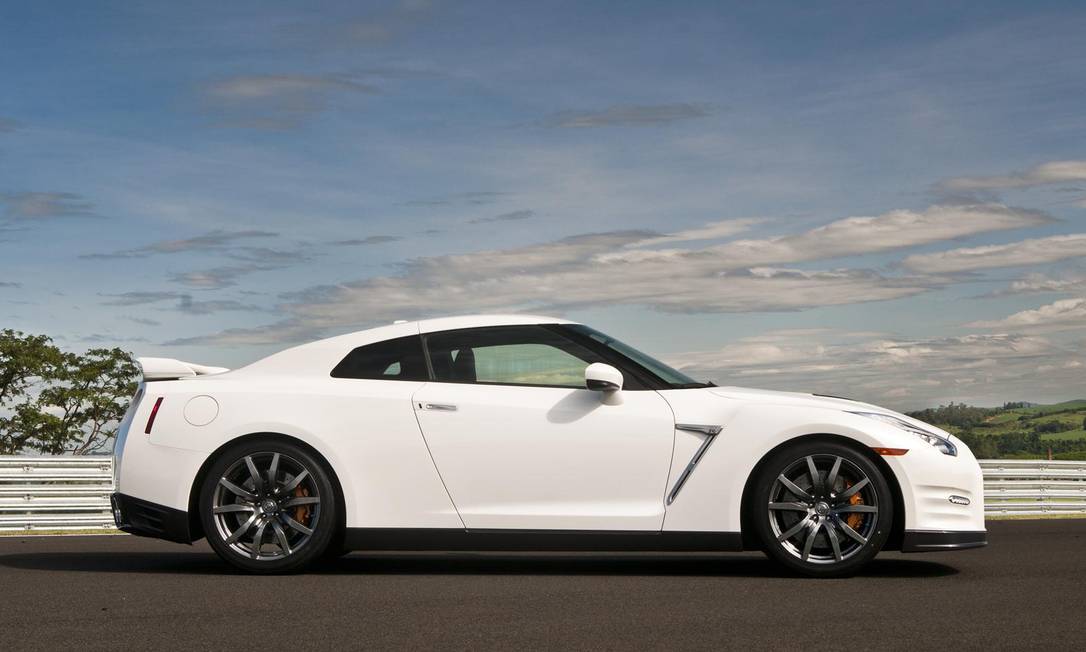 Ao volante do Nissan GT-R, um dos carros mais potentes do mundo ...