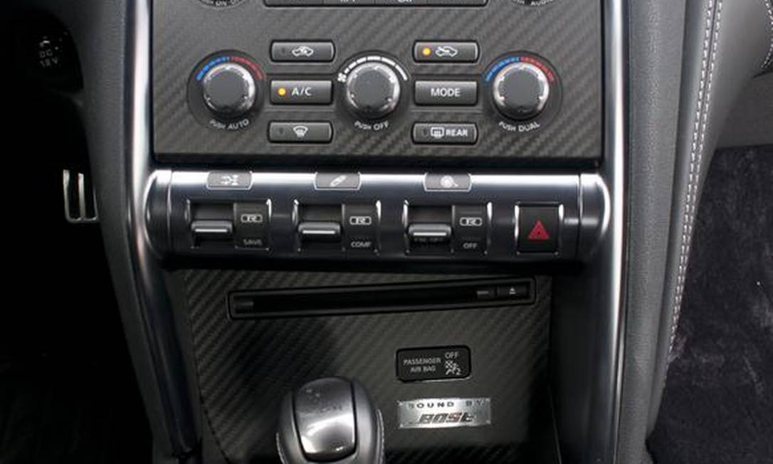 Ao volante do Nissan GT-R, um dos carros mais potentes do mundo ...