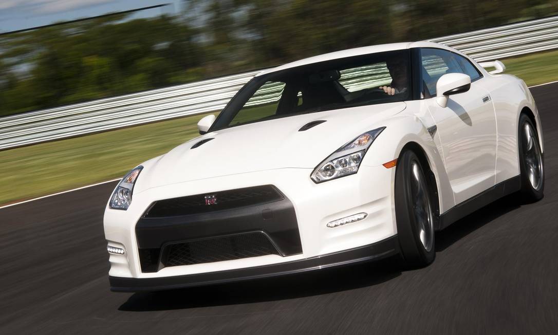 Ao volante do Nissan GT-R, um dos carros mais potentes do mundo ...