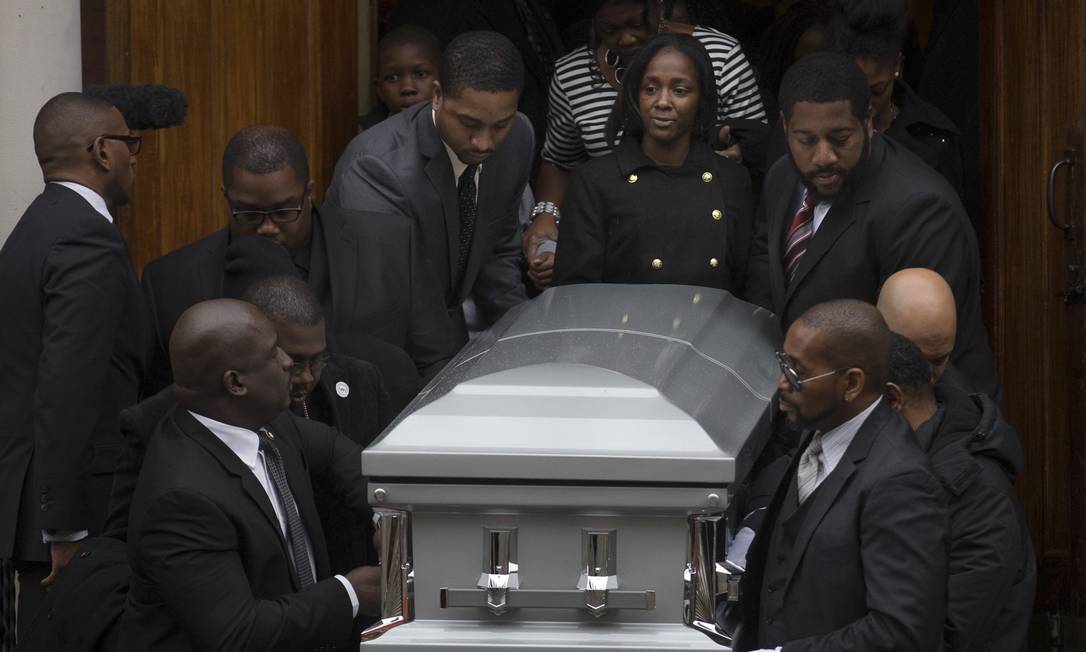 Protestos marcam funeral de outro jovem negro morto por policiais em NY ...
