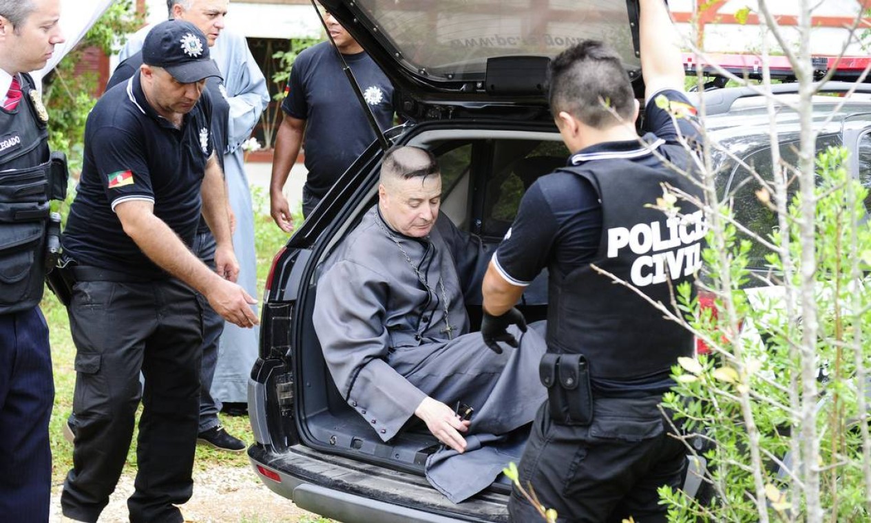 Ex-padre expulso de duas igrejas é preso suspeito de pedofilia no RS ...