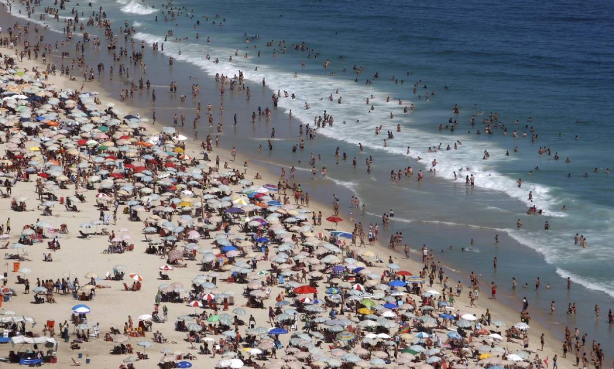 Tarde de praia cheia - Jornal O Globo