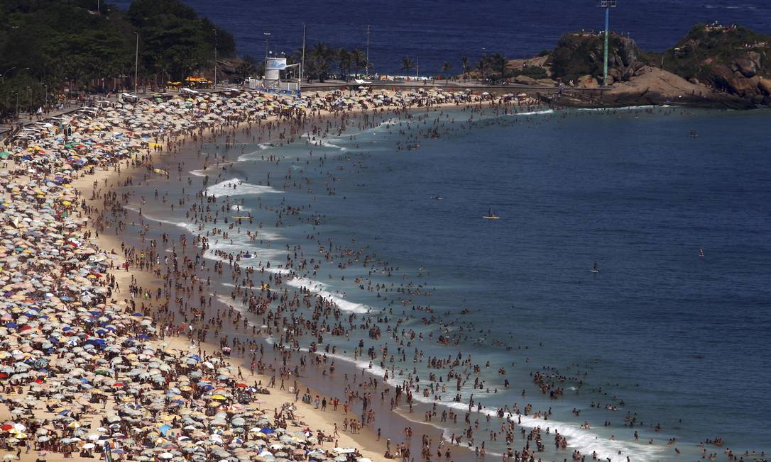 Tarde de praia cheia - Jornal O Globo