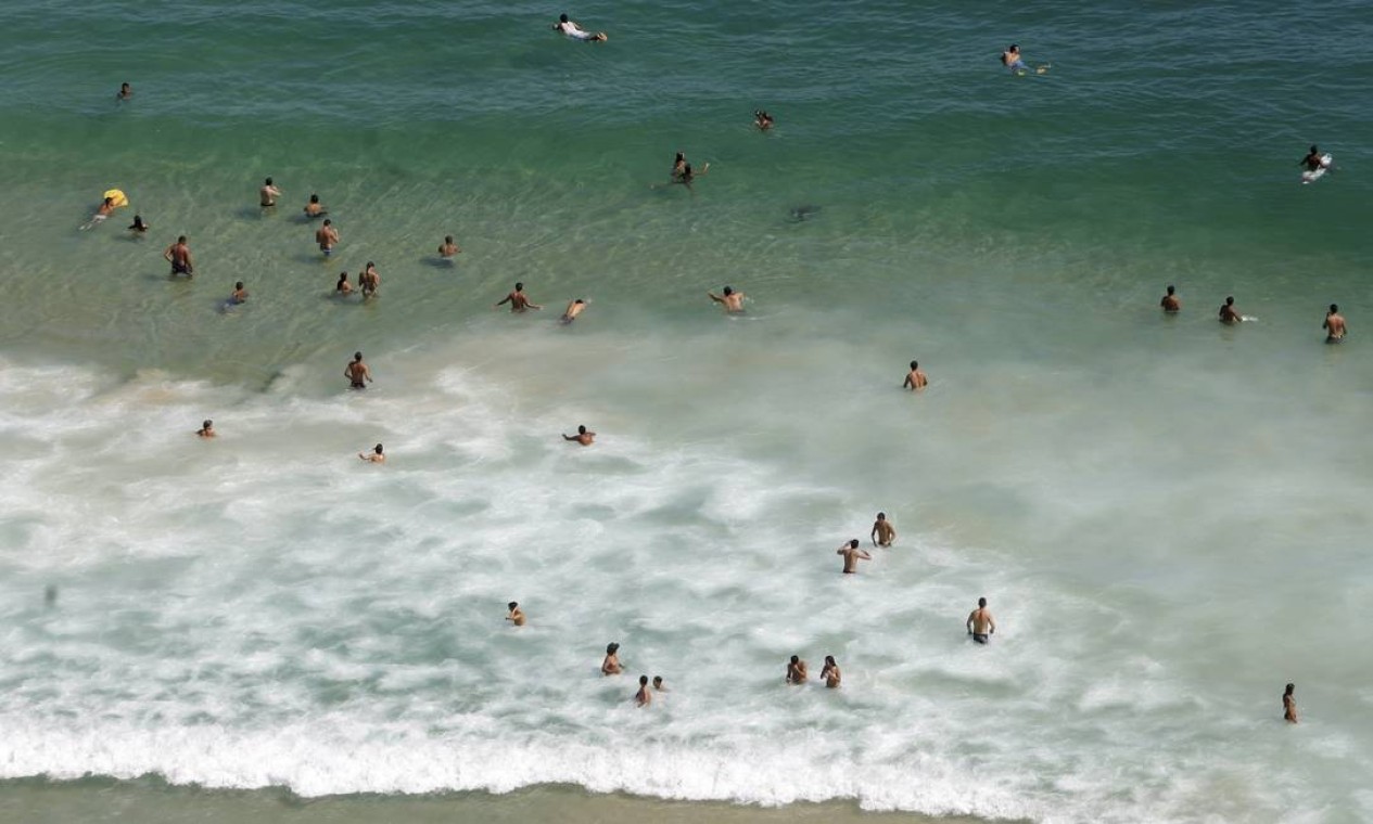 Tarde de praia cheia - Jornal O Globo