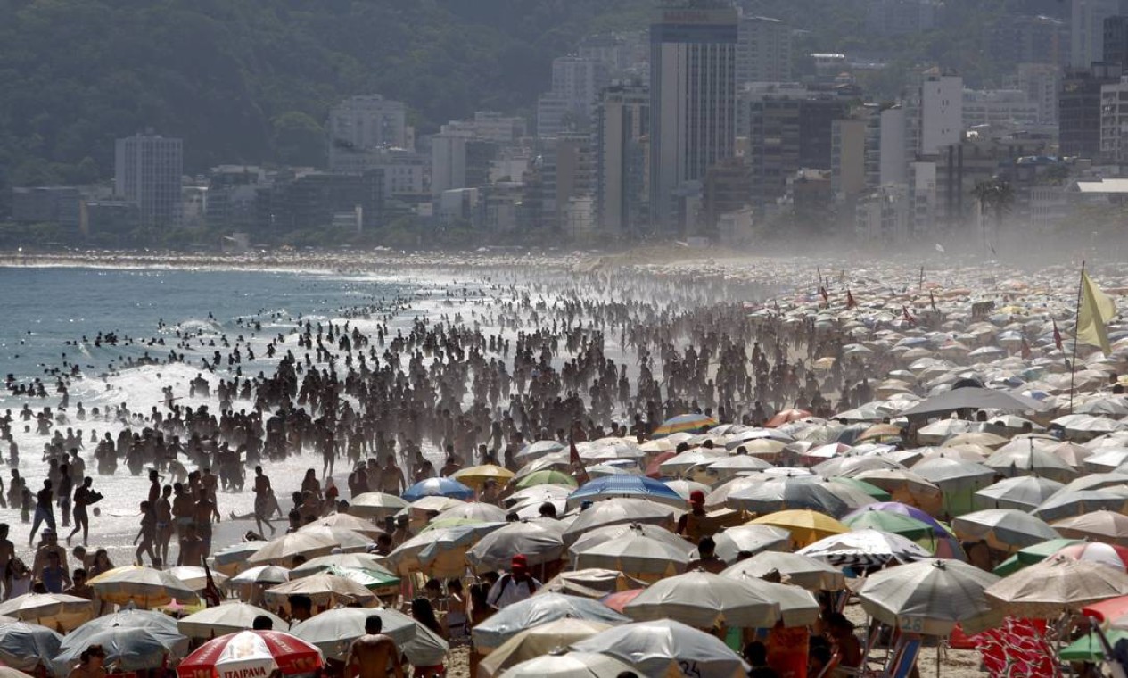 Tarde de praia cheia - Jornal O Globo
