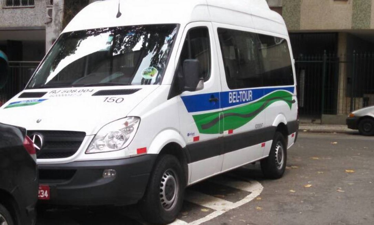 Vans que fazem o trajeto para o Corcovado estacionam irregularmente no ...
