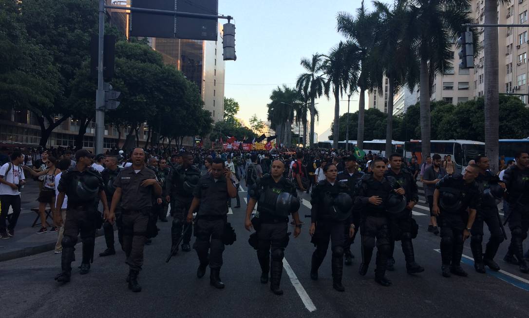 Ato contra reajuste de passagens no Centro do Rio tem bombas de efeito ...
