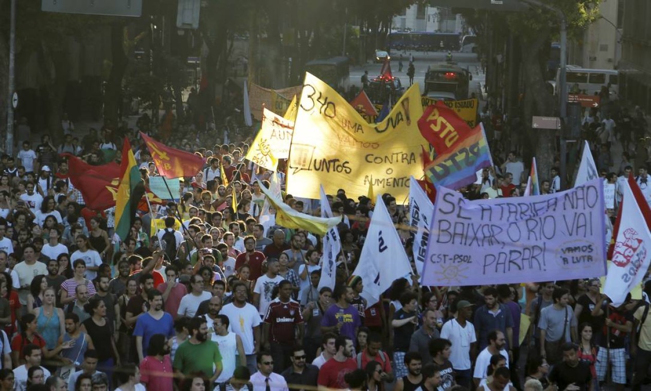 Ato contra reajuste de passagens no Centro do Rio tem bombas de efeito ...