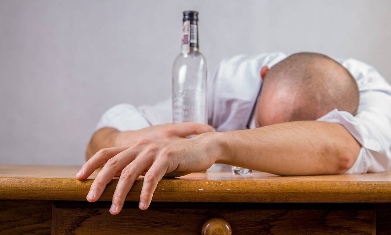 Trabalhar além da conta pode incentivar o consumo exagerado de álcool ...