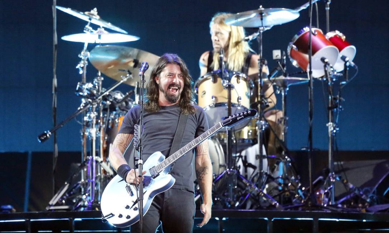 Excessos dos Foo Fighters encantam 45 mil cariocas - Jornal O Globo