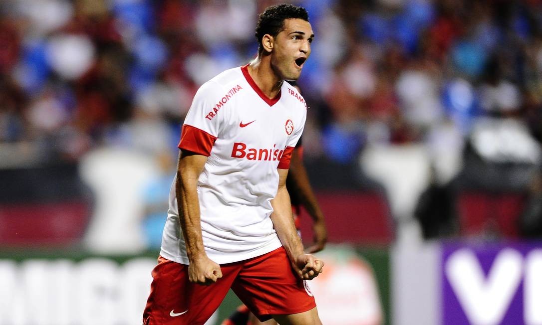 Vasco de olho no atacante Gilberto, ex-Internacional - Jornal O Globo