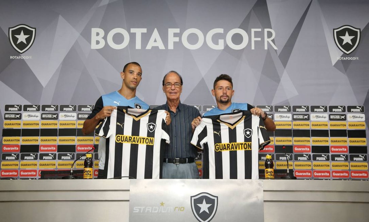 Botafogo apresenta Roger Carvalho e Elvis - Jornal O Globo