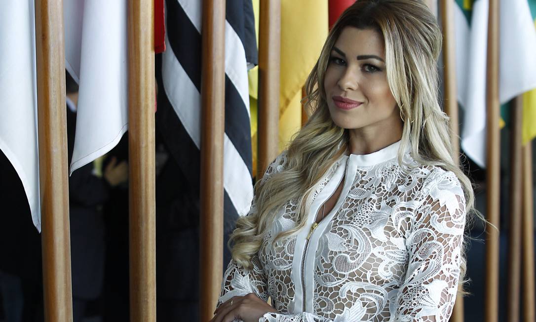 Com vestido branco rendado, namorada de Wilder Moraes chama atenção no ...