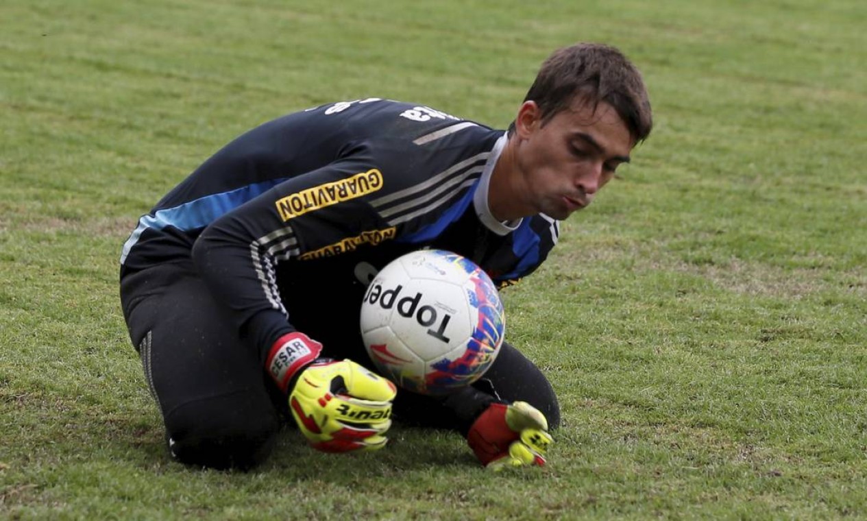 Fla consulta Conmebol para reinscrever Cesar no lugar de Diego Alves ...