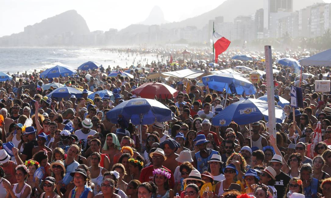 Bloco Mulheres de Chico homenageia a música brasileira no Leme e tem ...